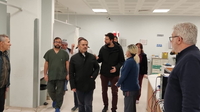 Çanakkale'de yolcu otobüsü, kum yüklü hafriyat kamyonuna arkadan çarptı ...