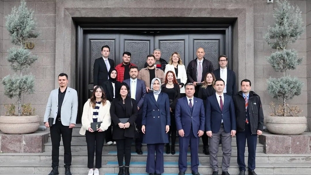 Afyonkarahisar Valisi Yiğitbaşı, basın mensuplarına basın kartlarını ...