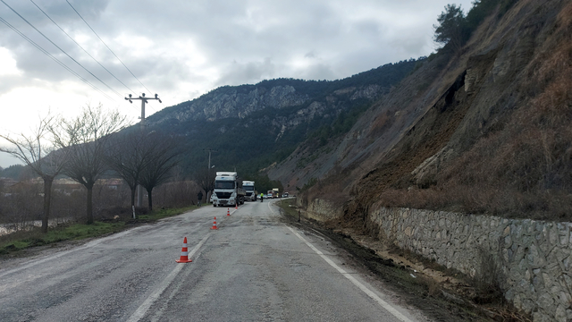 Karabük-Zonguldak kara yolundaki heyelan ulaşımı aksattı - Karabük ... Karabük-Zonguldak kara yolundaki heyelan ulaşımı aksattı - Karabük ...