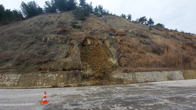 Karabük-Zonguldak kara yolundaki heyelan ulaşımı aksattı - Karabük ... Karabük-Zonguldak kara yolundaki heyelan ulaşımı aksattı - Karabük ...