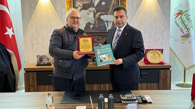 İslahiye Ticaret Odası Başkanı Türkmen, plaket takdim etti - Gaziantep Haberleri