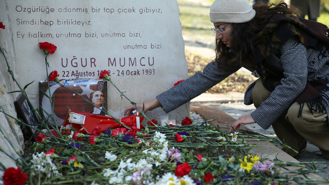 Gazeteci yazar Uğur Mumcu, ölümünün 31. yılında mezarı başında anıldı - Ankara Haberleri