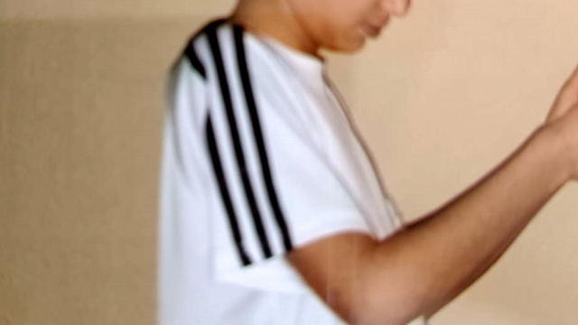 Kamyonete tutunan patenli Berat, düşünce arkadan gelen otomobilin ...