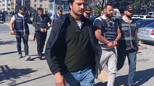 Balkona tırmanıp eski sevgilisinin erkek arkadaşını öldüren şüpheli ile ... Balkona tırmanıp eski sevgilisinin erkek arkadaşını öldüren şüpheli ile ...