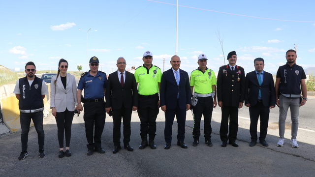 Ağrı Valisi Koç, bayram trafiği denetiminde sürücüleri uyardı - Ağrı ...