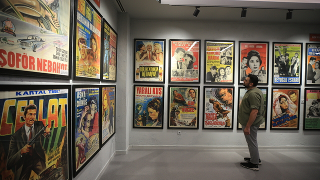 Yeşilçam filmlerinin afişlerinin yer aldığı sergi Kayseri'de açıldı ...