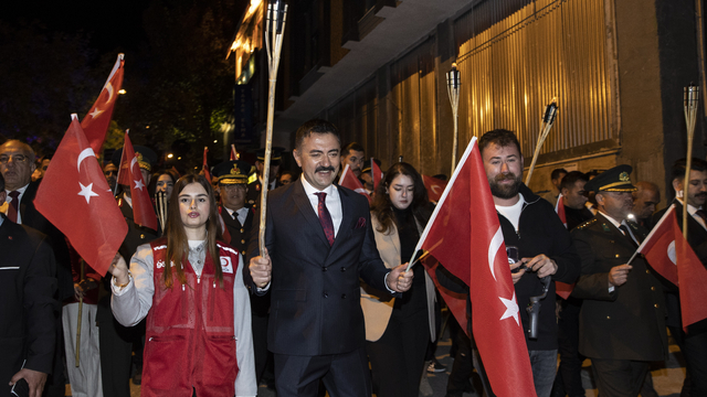 Tunceli'de Türk bayrakları ve meşalelerle "Cumhuriyet Yürüyüşü" yapıldı ...