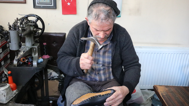 Yozgatlı Erol usta, 32 yıldır el yapımı ayakkabı üretiyor - Yozgat ...