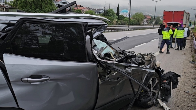 TIR'a arkadan çarpan cipin sürücüsü hafif yaralandı - Sakarya Haberleri