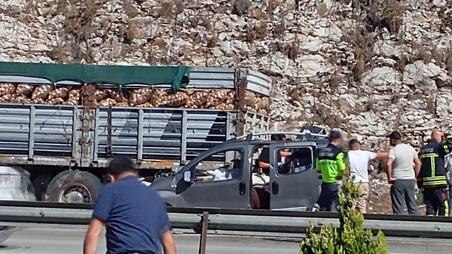 Adana'da otoyolda TIR'a arkadan çarpan hafif ticari araçtaki 5 kişi ...