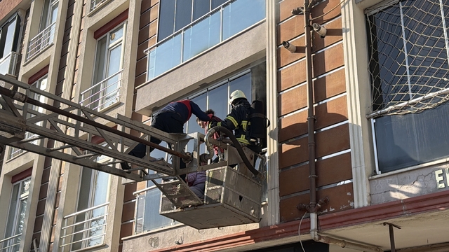 Tokat'ta apartman dairesinde yangın: Dumandan etkilenen anne ve ...
