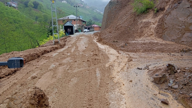 Büyükşehir, heyelanın kapattığı yolları yeniden ulaşıma açtı - Trabzon ...