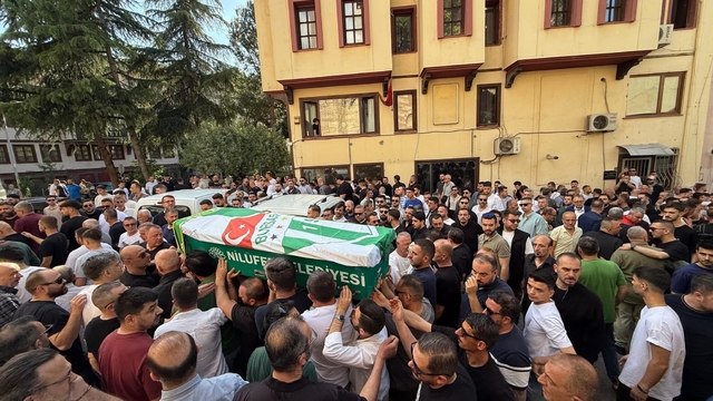 Bursaspor taraftarı Ertuğ Toker son yolculuğuna uğurladı Kardeşi gibi ...