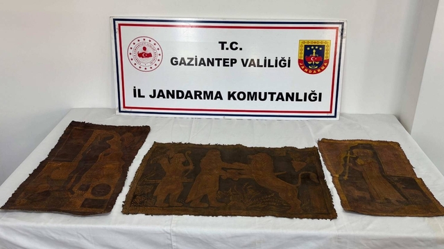 Gaziantep'te deri üzerine işlenmiş İbranice altın yazmalı çerçevesiz 3 ...