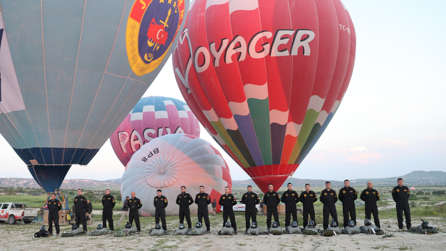 Kapadokya'da JÖAK paraşüt timi sıcak hava balonundan atladı - Nevşehir ...