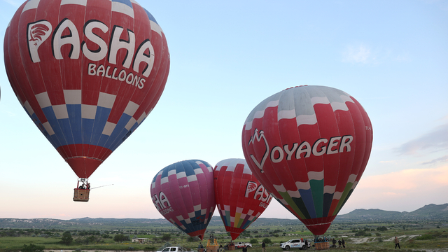 Kapadokya'da JÖAK paraşüt timi sıcak hava balonundan atladı - Nevşehir ...