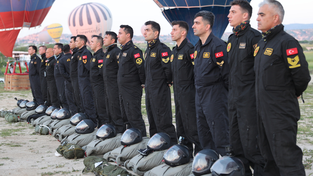 Kapadokya'da JÖAK paraşüt timi sıcak hava balonundan atladı - Nevşehir ...