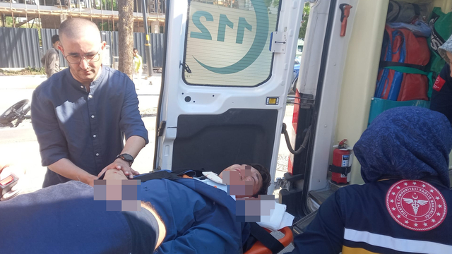 112 çalışanı mesai sonrası evine giderken kazayı görüp, yaralıya ...