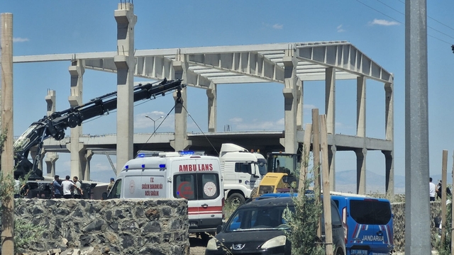 Fabrika inşaatında beton blok, işçilerin üzerine düştü: 1 ölü, 1 yaralı ...