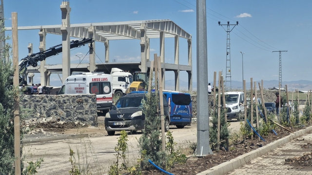 Fabrika inşaatında beton blok, işçilerin üzerine düştü: 1 ölü, 1 yaralı ...
