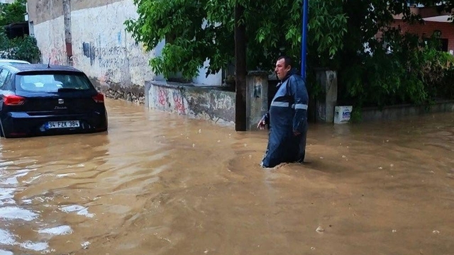 Manisa'da sağanak; sel sularının evin kapısından taştığı anlar kamerada ...
