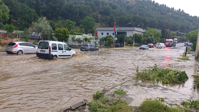 Manisa'da sağanak; sel sularının evin kapısından taştığı anlar kamerada ...