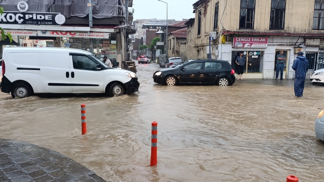 Manisa'da sağanak; sel sularının evin kapısından taştığı anlar kamerada ...
