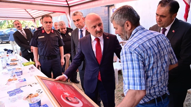 Aydın Valisi Varol'dan şehit polis Tayfun Baş'ın ailesine taziye ...